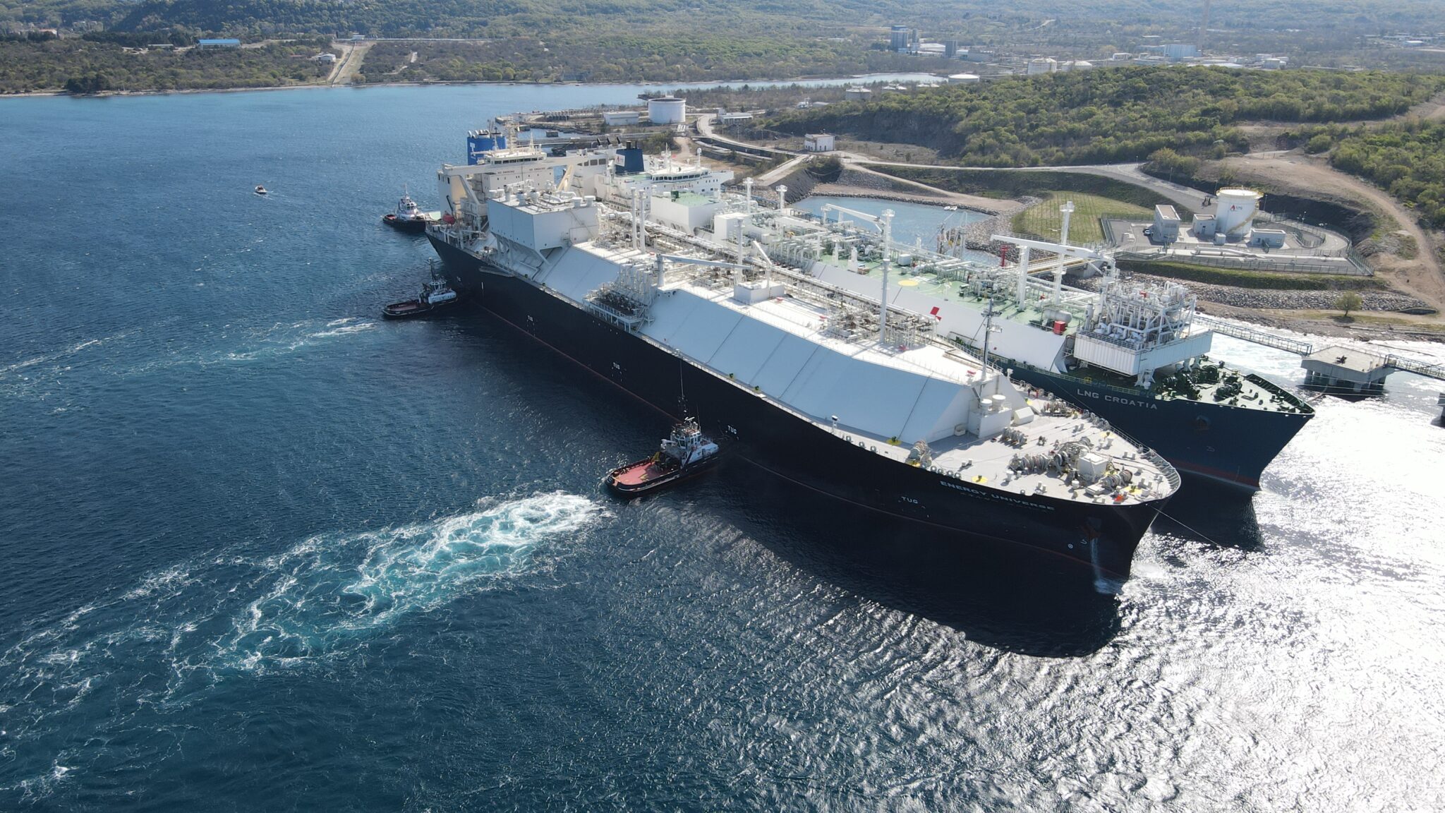 Brod za prijevoz UPP-a ‘Energy Universe’ pristao na Terminal - LNG Hrvatska